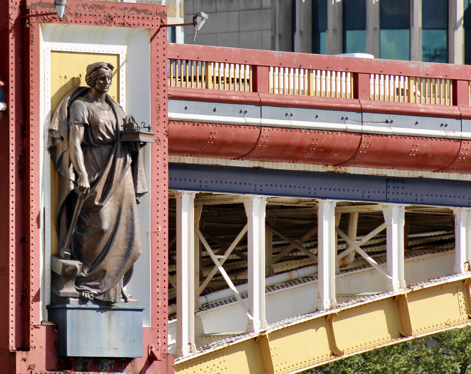 The Vauxhall Bridge statues – Ebb & Flow