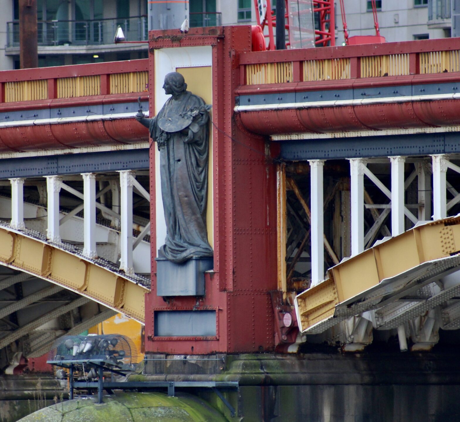 The Vauxhall Bridge statues – Ebb & Flow