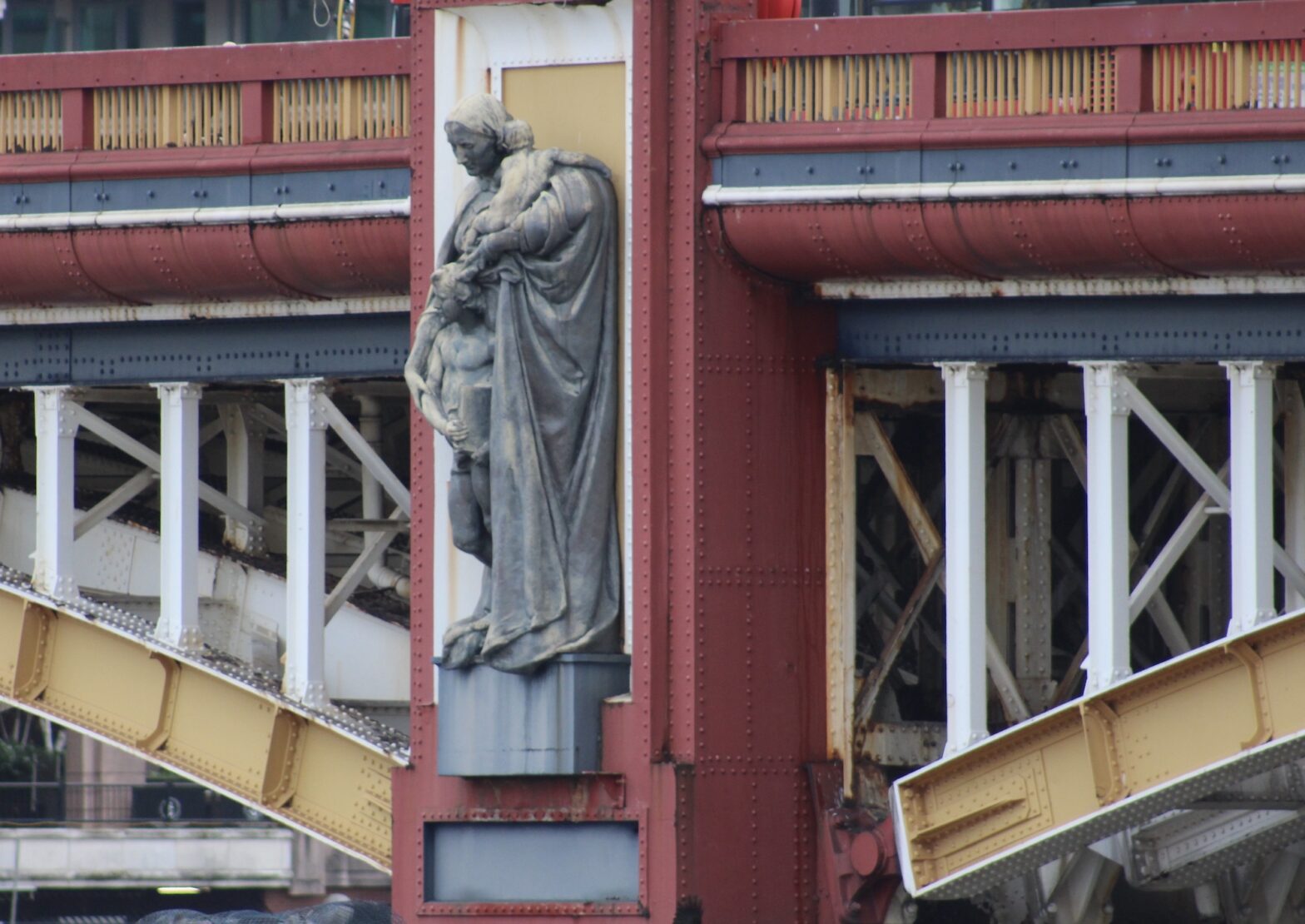 The Vauxhall Bridge statues – Ebb & Flow