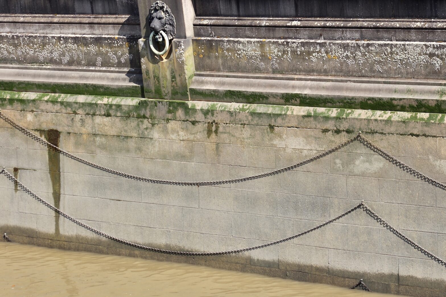 Grab Chains on the central London Thames embankments – Ebb & Flow