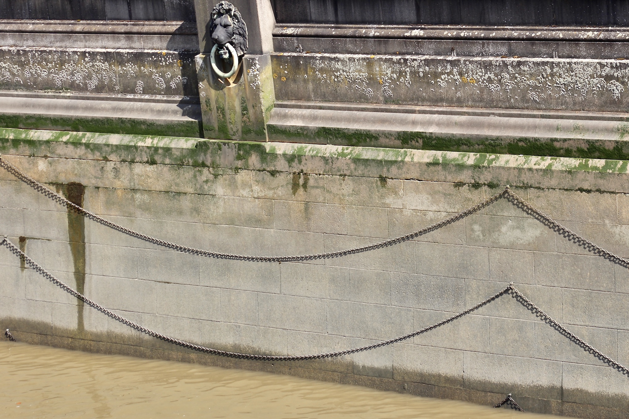 Grab Chains on the central London Thames embankments – Ebb & Flow