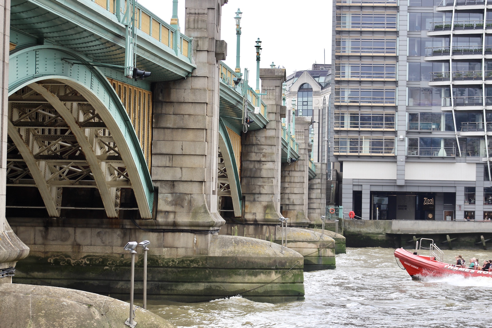 Grab Chains on the central London Thames embankments – Ebb & Flow