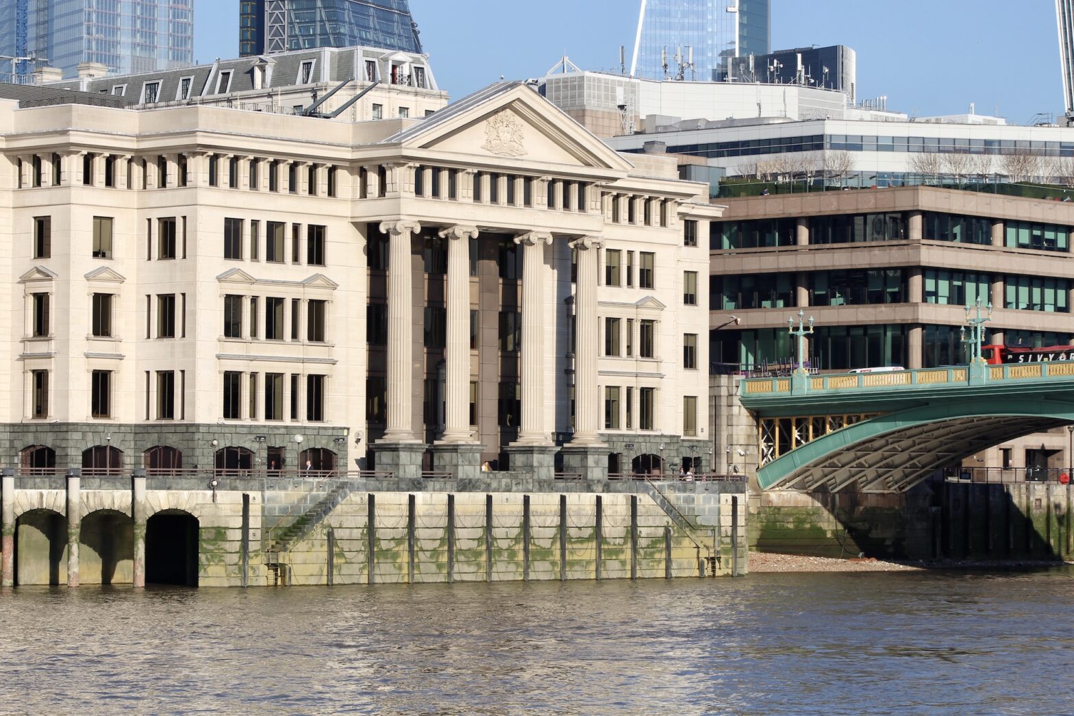 Grab Chains on the central London Thames embankments – Ebb & Flow