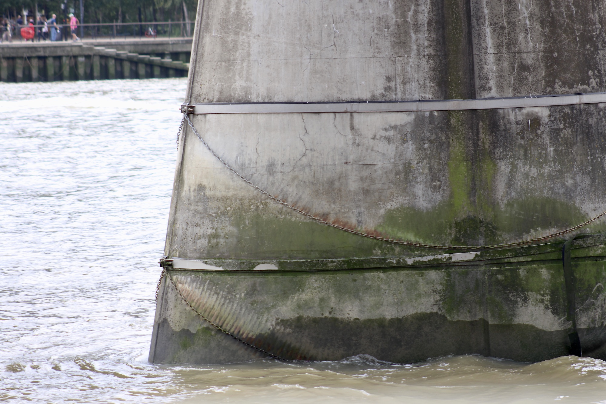 Grab Chains on the central London Thames embankments – Ebb & Flow